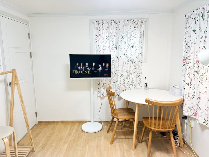 신촌역 도보 3분/홍대입구역10분/합정/연남/방 2개/ 침대 3개/ 최대 3인[썬스하우스] - Seoul