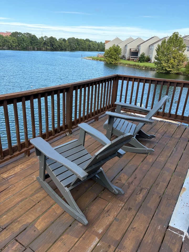 Luxury Lakefront Townhome - Newport News, VA