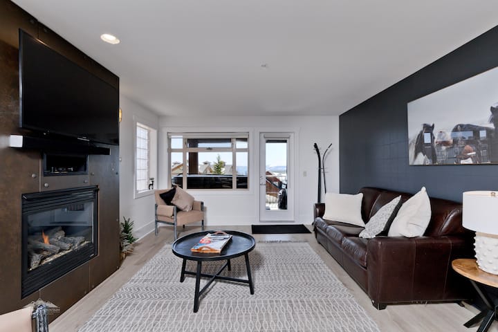 Modern & Spacious 3br Condo - Big White Ski Resort, BC