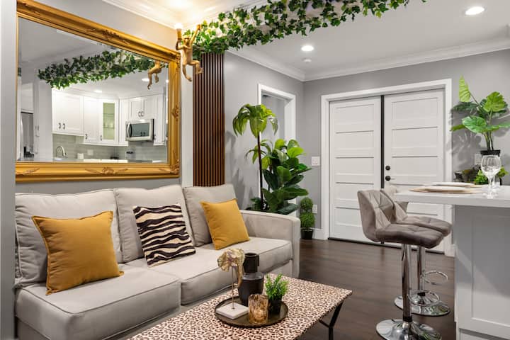 Luxury Safari Stay-queen Bed - Venice Beach