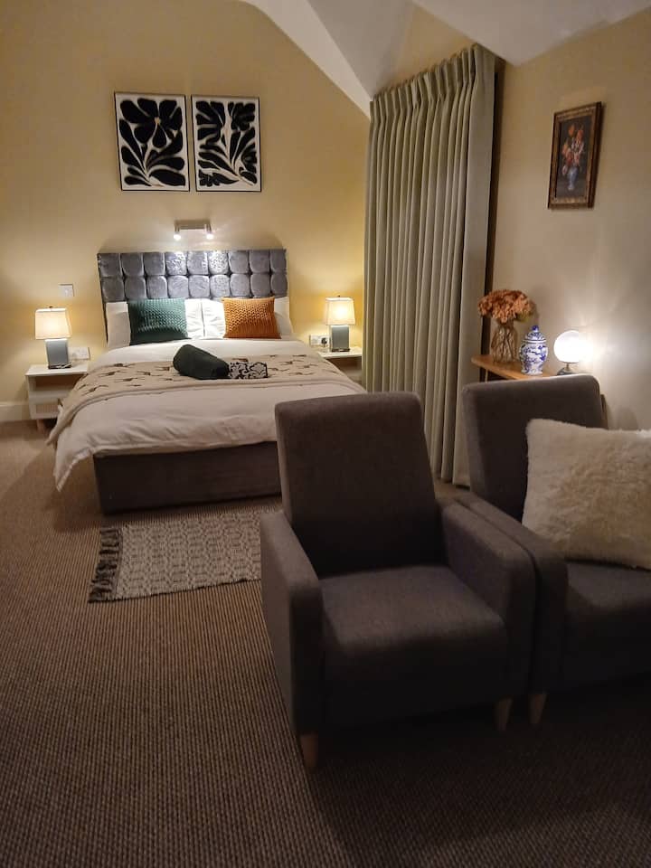 The Elm Tree House | Double Bedroom With Tv 'Cozy' - Killarney