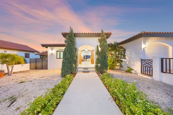 Huge Pool | 5min Walk To Beach | Great Location - Aruba