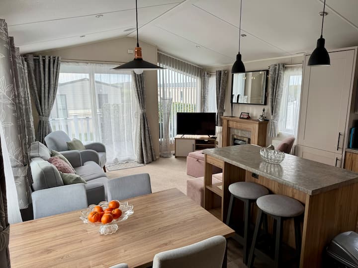 Ken's Den - Whitecliff Bay - Isle Of Wight - Isle of Wight