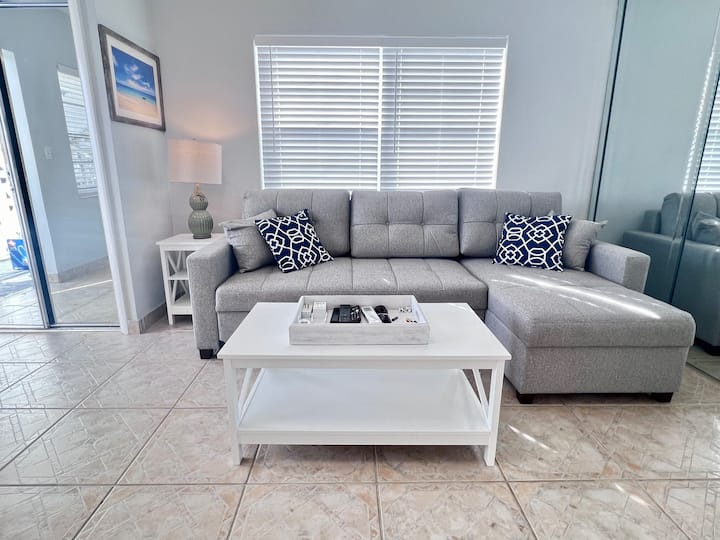 1/1 Corner Suite-bright, Renovated, Walk To Beach - Deerfield Beach, FL