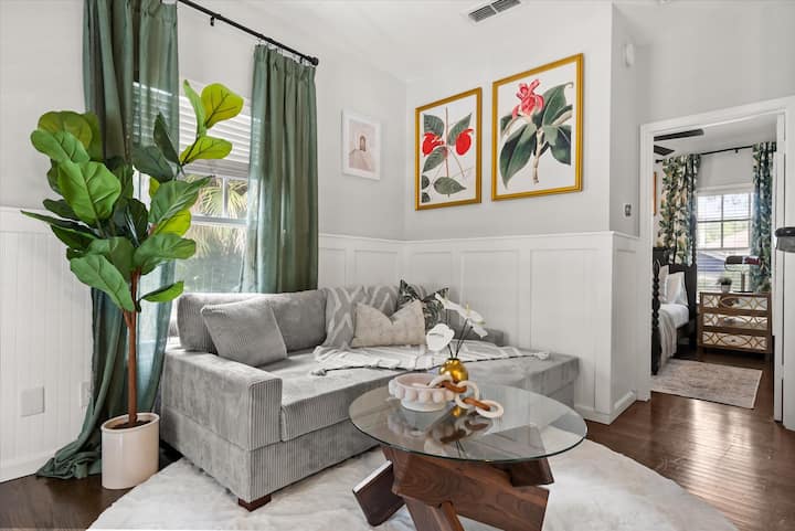 Sleeps 2 | Lake Eola |Downtown Orlando | Oasis - Orlando, FL