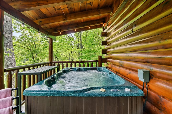 Last Chance Summer Deals W/ Hot Tub & Retro Arcade - Gatlinburg, TN