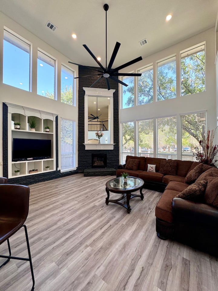 Huge 7br Retreat Near Top Spots - Grand Prairie, TX