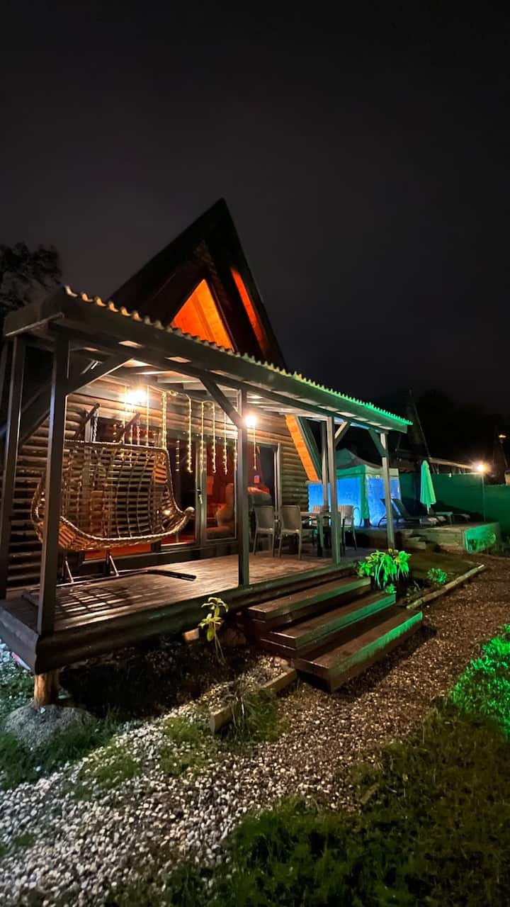 Sıcak Kapalı Havuz Lu Eşsiz Göl Manzaralı. - Sapanca