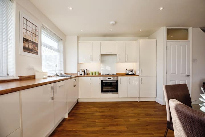 Stylish 2-bed Maisonette • Walk To Lee Station - London
