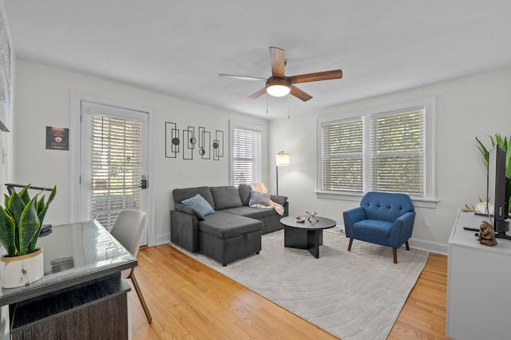 Steps From Ku: Renovated Haven Perfect 4 Long Stay - Kansas City
