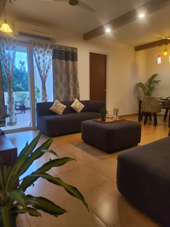 Peaceful Happy Home 2bhk W/balcony I Pool | Siolim - Goa