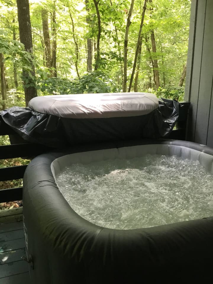 *New* Hot Tub + Game Room + Views! Mins To Clemson - South Carolina