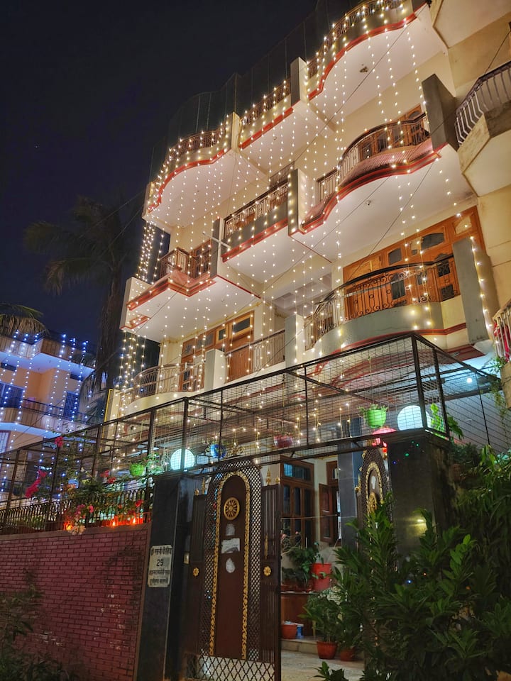 2bhk W/ Balcony 1km From Ghat - Varanasi