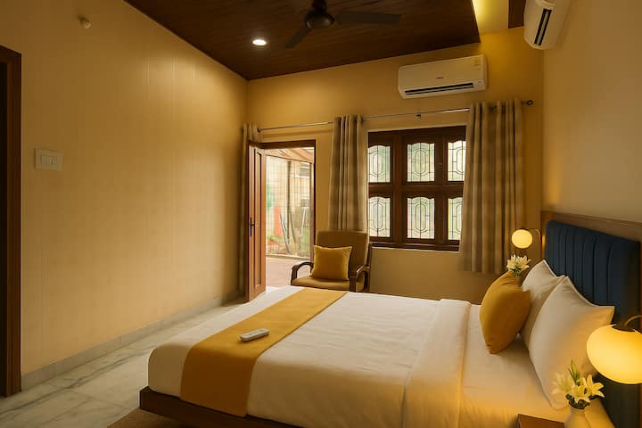 9 Star Rated 2bhk Near Assi Ghat With Balcony - Varanasi