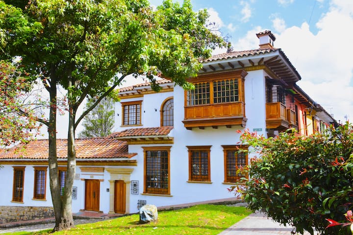 Lujosa Casa Colonial Privada En La Candelaria - Bogota
