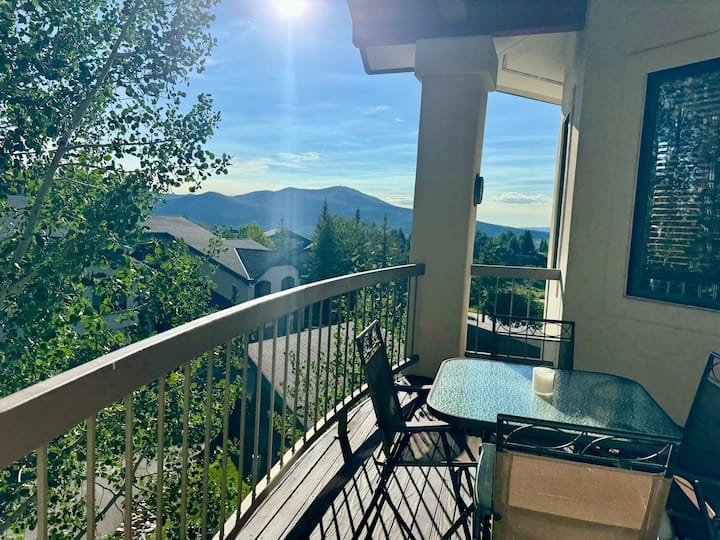 New Listing! Top Floor Ski-in-out, Hot Tub, Pool - Steamboat Springs, CO