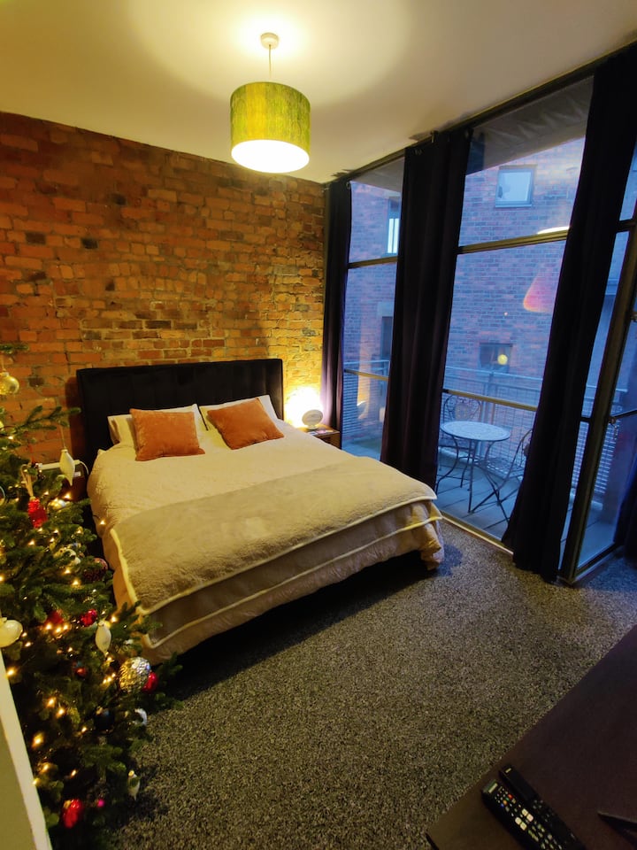 Super King Room, Balcony, 2 Cats. (Female Guests) - Birkenhead