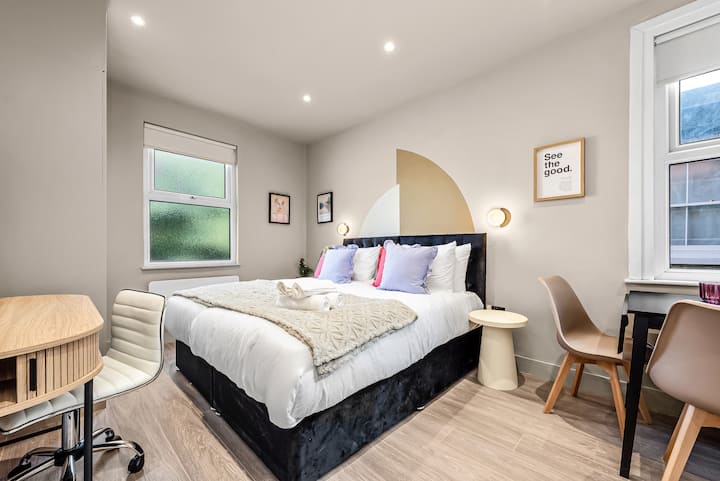 Boutique Studio Sanctuary With Bespoke Kitchenette - London