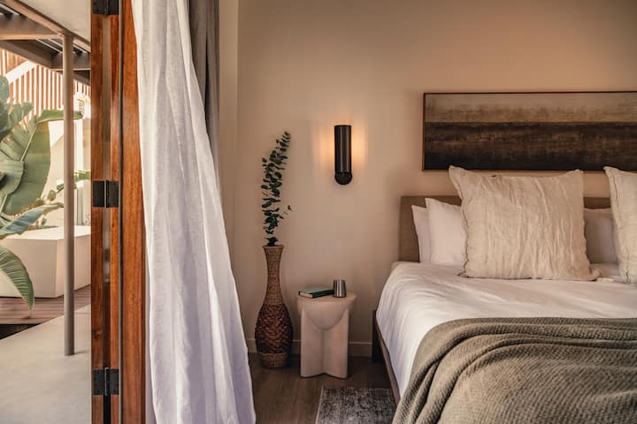 Poolside King Suite - Palm Springs, CA