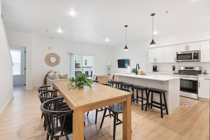 New 2br Townhome • Near Cedar Falls & Waterpark - Cedar Falls, IA