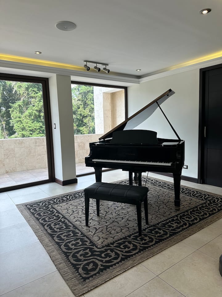 Casa Grande Exclusiva Y Segura, 6 Cuartos/5 Baños - Guatemala City