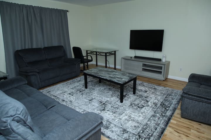 3br Holiday Haven W/ Backyard | Near Nyc & Ewr - Newark, NJ