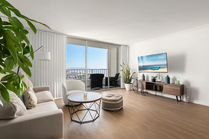 Santa Monica Beach Charm! 2br Coastal Retreat - Santa Monica, CA