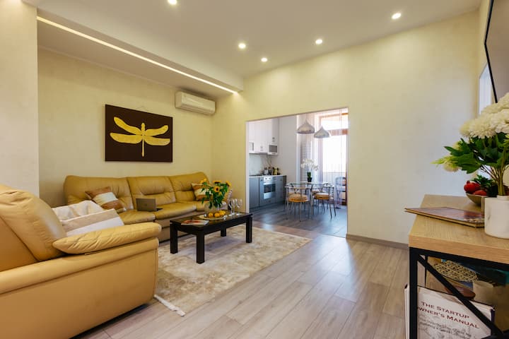 Lux Building: Light & Spacious, Central, Balcony - Yerevan