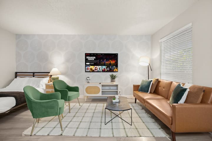 Central & Cozy ~ Formula 1 Ready ~ Parking ~ Wi-fi - Windsor Hills - Austin