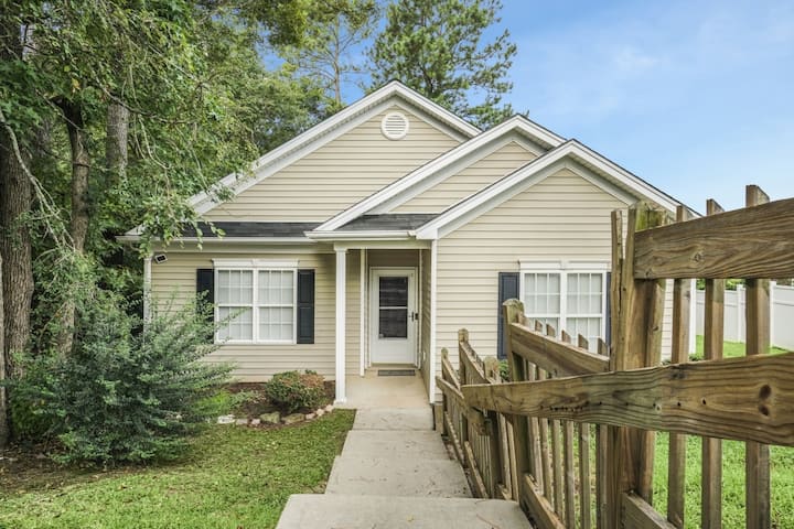 Quiet Escape + Hot Tub + Games + Great Location - Raleigh, NC
