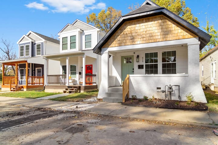 Brand New: Uptown Haven Centrally Located Downtown - Ford Center