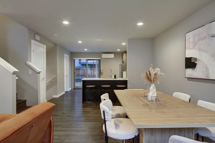New! Chic Townhome W/ Garage, Centrally Located! - Renton, WA