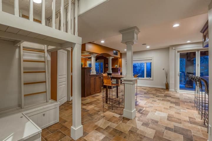 A Lovely Guest Suit In South West Calgary - Calgary
