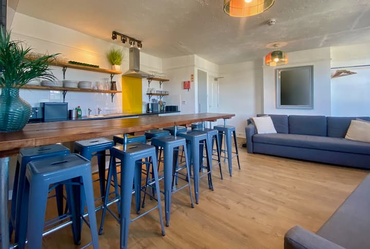 Sleeps 23-27 - Fun Brighton Pub! - Brighton