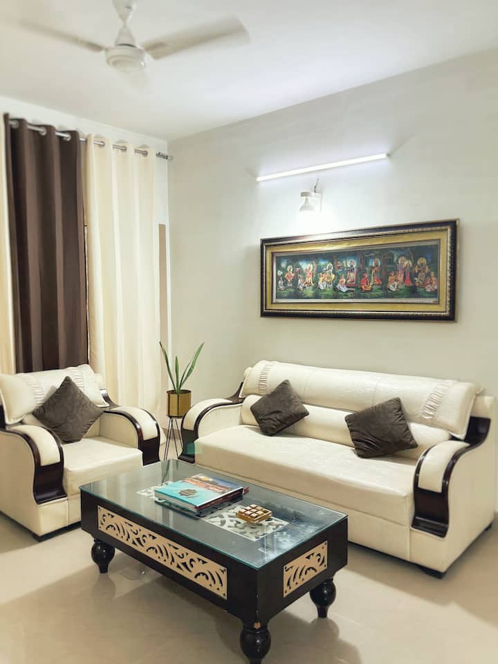 Radhakrishna Kutir - 2bhk In Vrindavan's Heart - Vrindavan