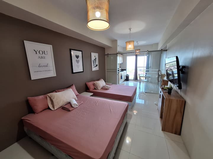 Naya & Darla's Smdc Wind T2 735+netflix+taal View - Tagaytay