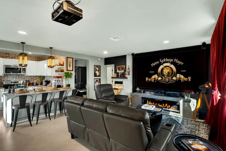Desert Hollywood | Cinema Stay Near Uofa & Gemshow - Tucson