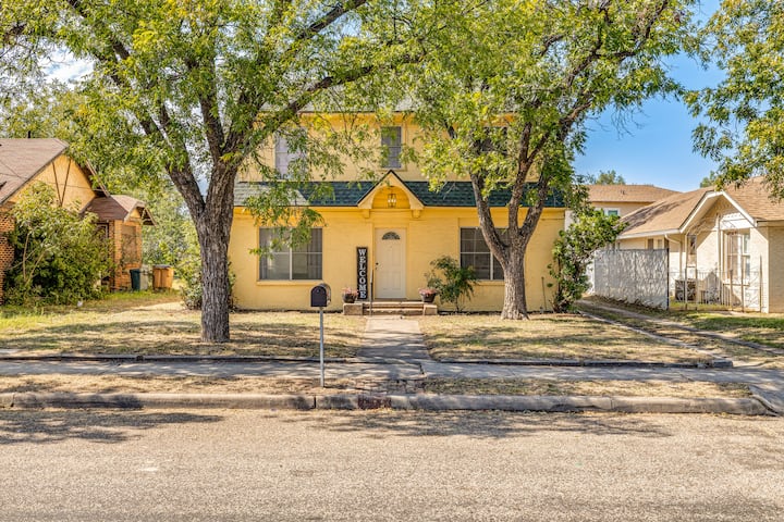 Charming Vintage Retreat: Spacious Stay For 15! - San Angelo, TX