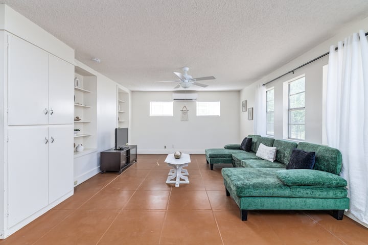 Charming Vintage Retreat: Spacious Stay For 15! - San Angelo, TX