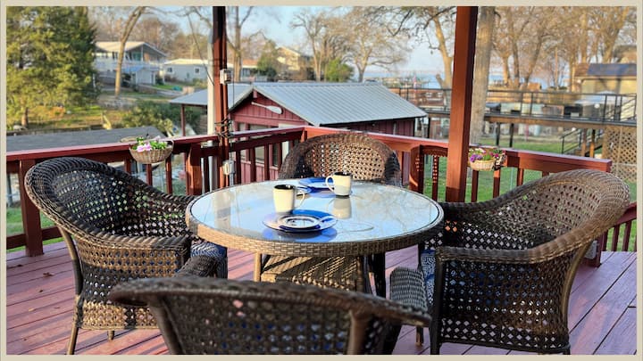 The Cedar Creek Cottage, Lakeside Home Sleeps 10 - Gun Barrel City