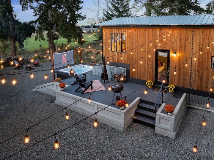 Cedar & Sage Hideaway - Hot Tub Cinema & Fire Pit - Sequim, WA