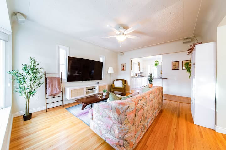 Hidden Gem Home*hottub*firetable*king Bed*bbq/deck - Edmonton, Canada