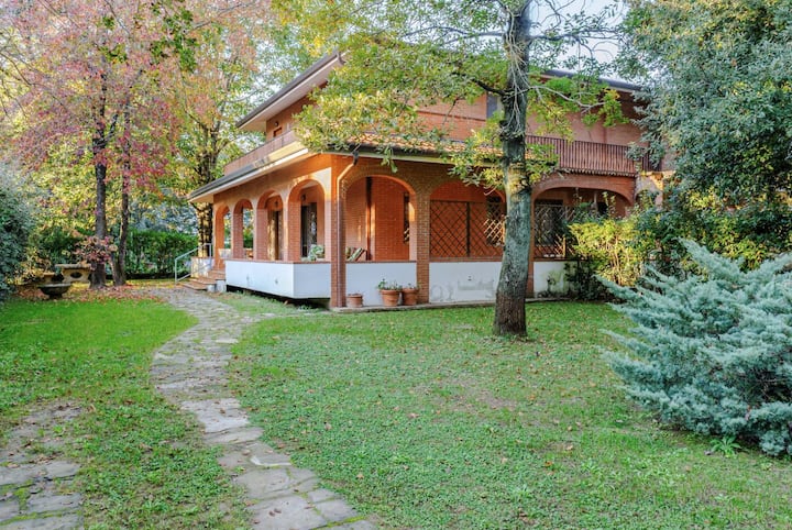 Villa Con Giardino, Posto Auto, A/c Vicino Al Mare - Forte dei Marmi