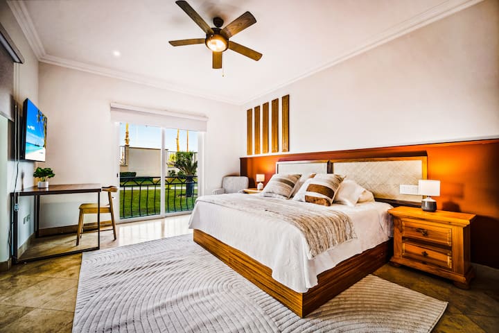 Vibrant Poolside Retreat-3 Beds-walk To The Beach! - Cabo San Lucas