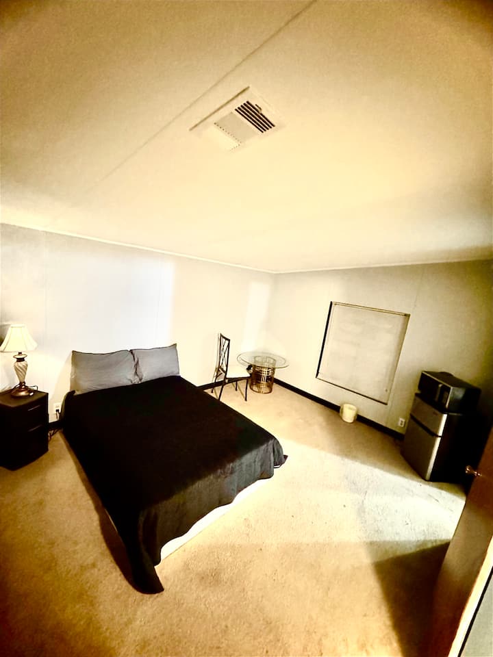 Large Bedroom And Bathroom To Enjoy - Lake Wales, FL