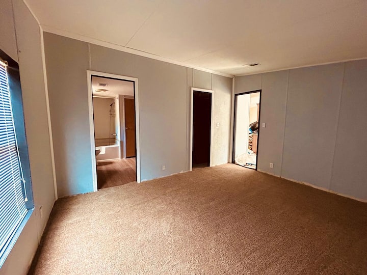 Large Bedroom And Bathroom To Enjoy With Family - Lake Wales, FL