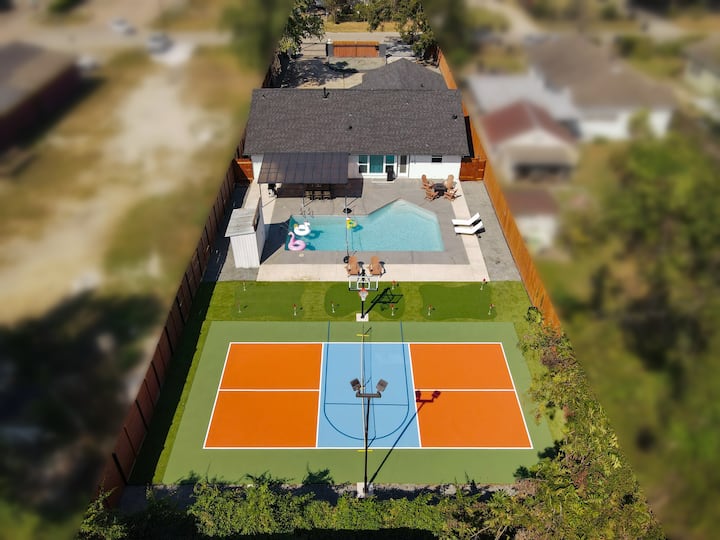 Downtown, Pickleball, Pool, Karaoke, Golf, King Bd - Houston, TX