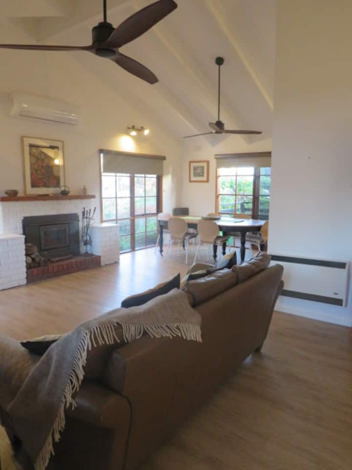 Rustic Cottage By The Beach - Ocean Grove
