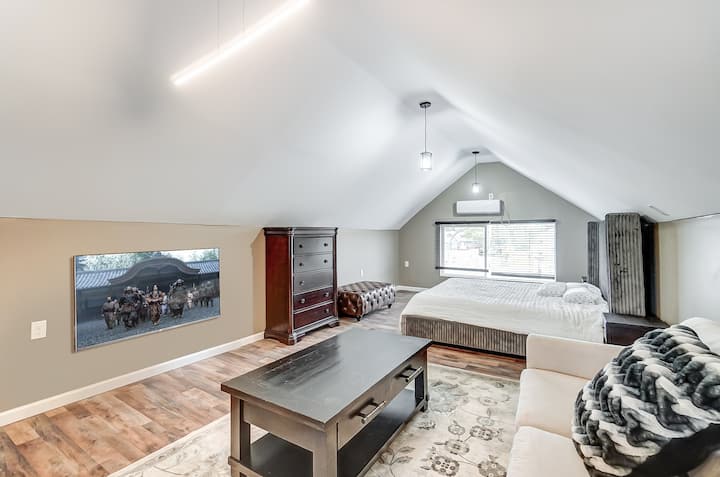 Sleeps 12!  Modern House +Arcade W/large  Backyard - Columbus, OH