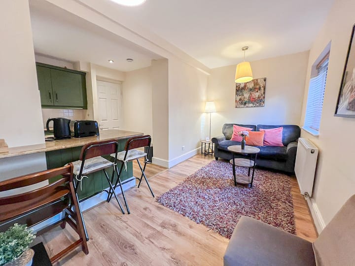 1br + Garden Near Kensington Olympia, Earl’s Court - London, UK